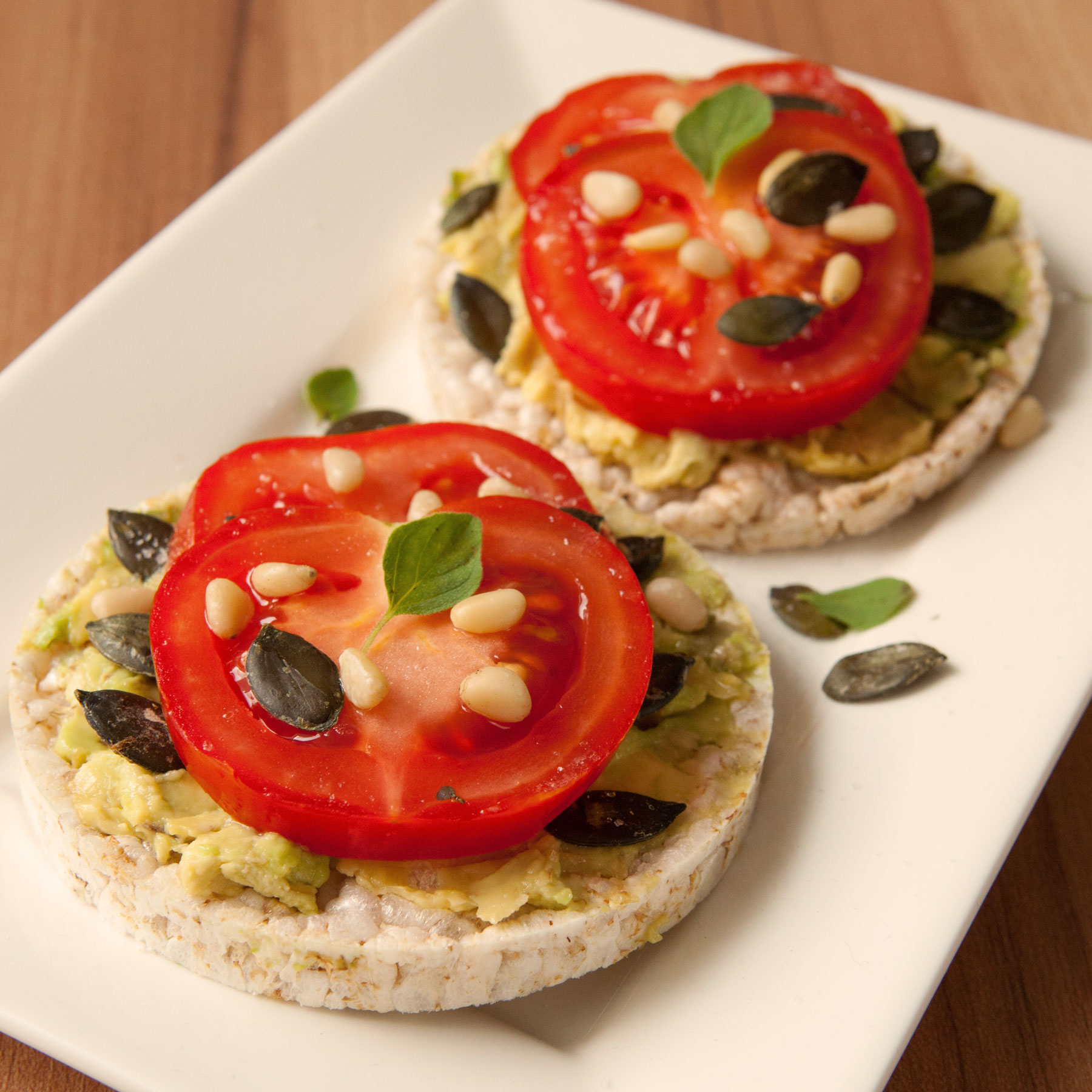 Avocado and Tomato Rice Cakes | Free 7 Day Vegan Meal Plan | Veahero