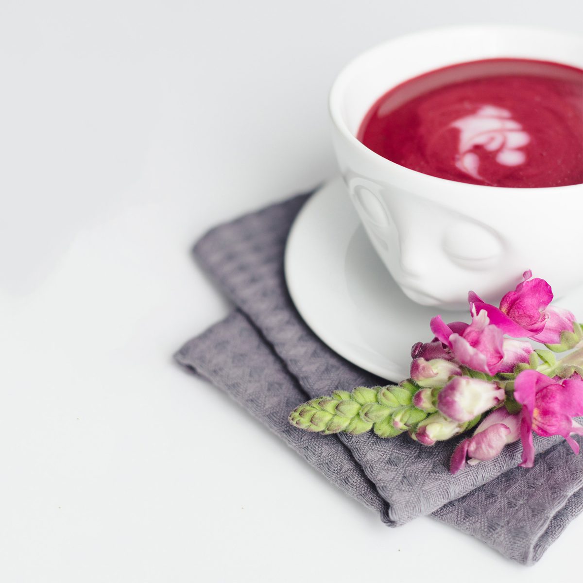Red Velvet Beet Latte | Free Vegan Meal Plan | Veahero