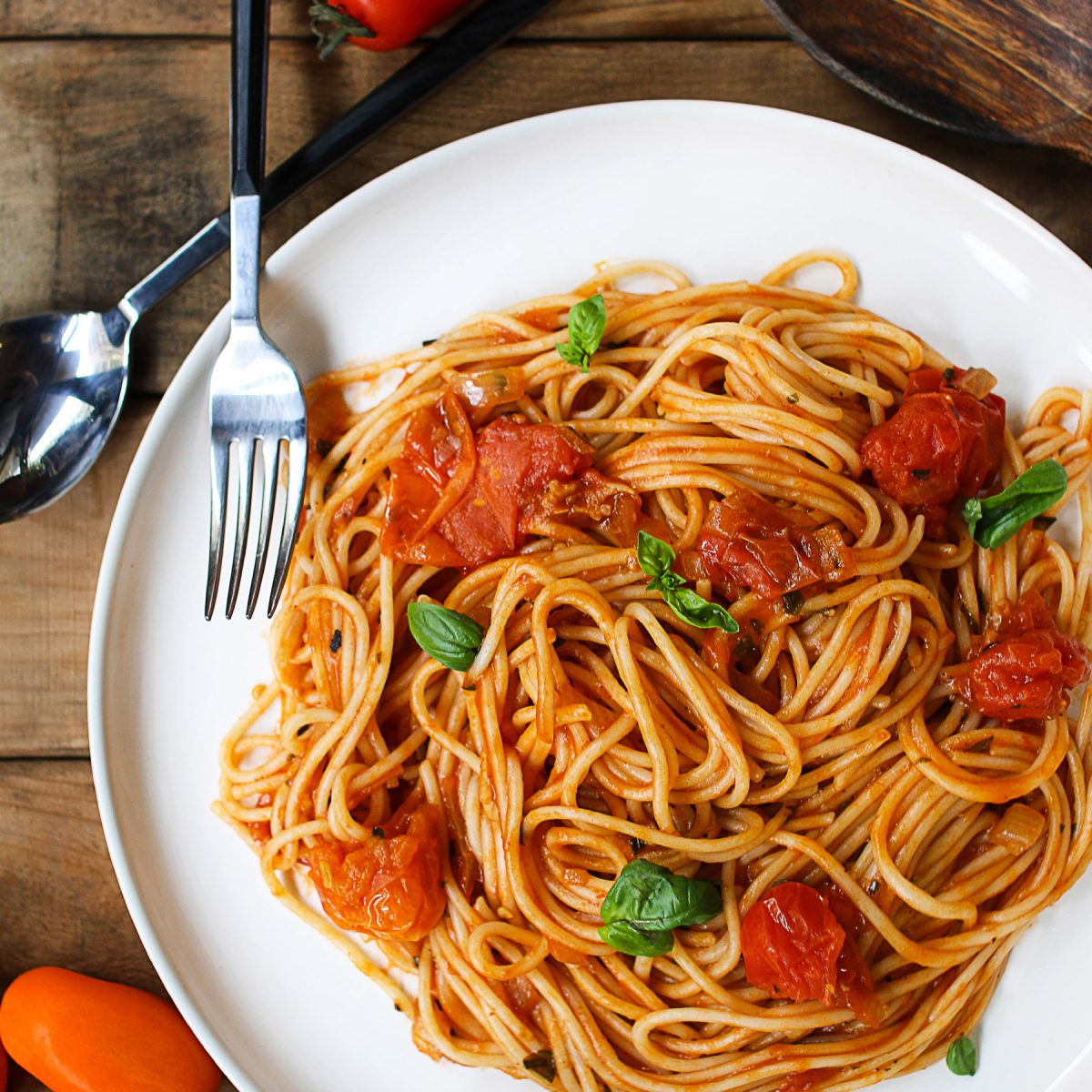 Classic Tomato Spaghetti with Basil | Free Vegan Meal Plan | Veahero
