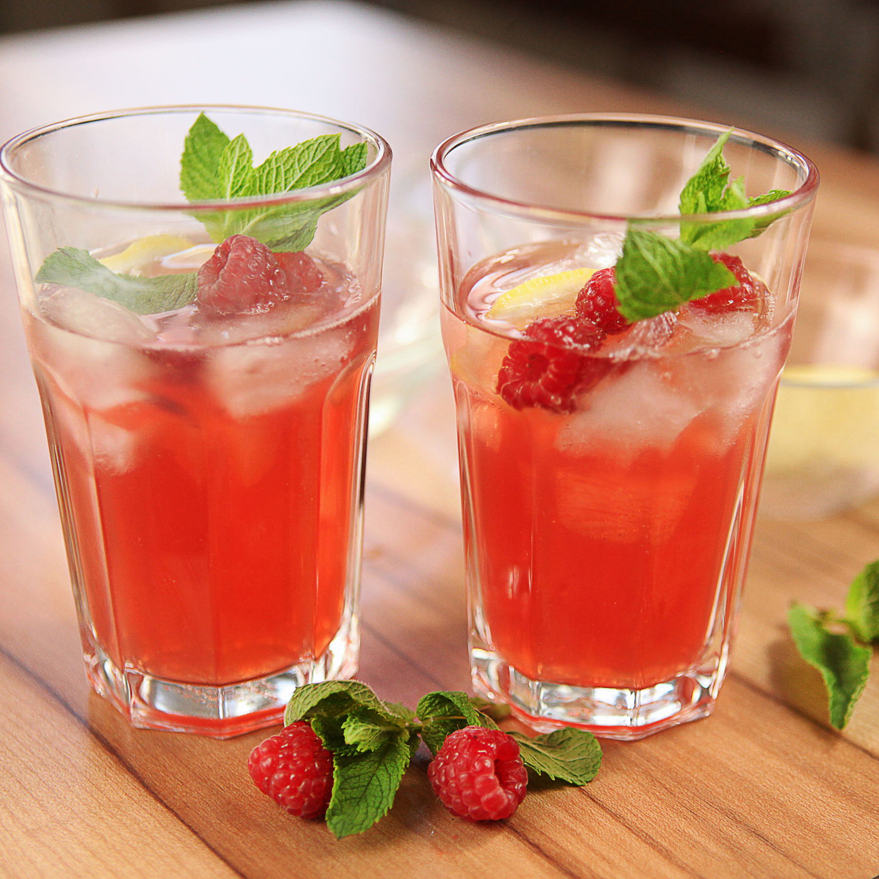 Raspberry Mint Iced Tea | Free 7 Day Vegetarian Meal Plan | Veahero