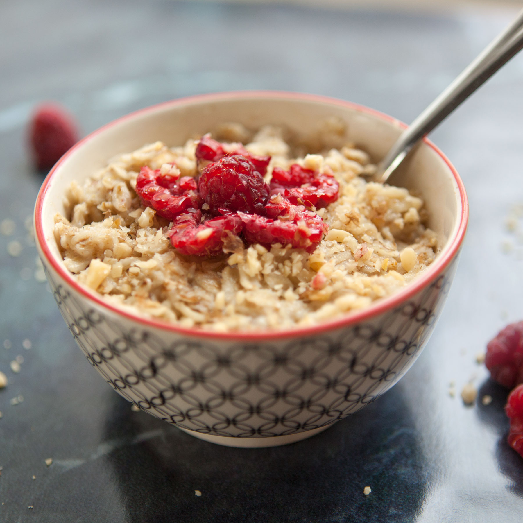 Raspberry and Walnut Oatmeal Bowl | Free Vegan Meal Plan | Veahero