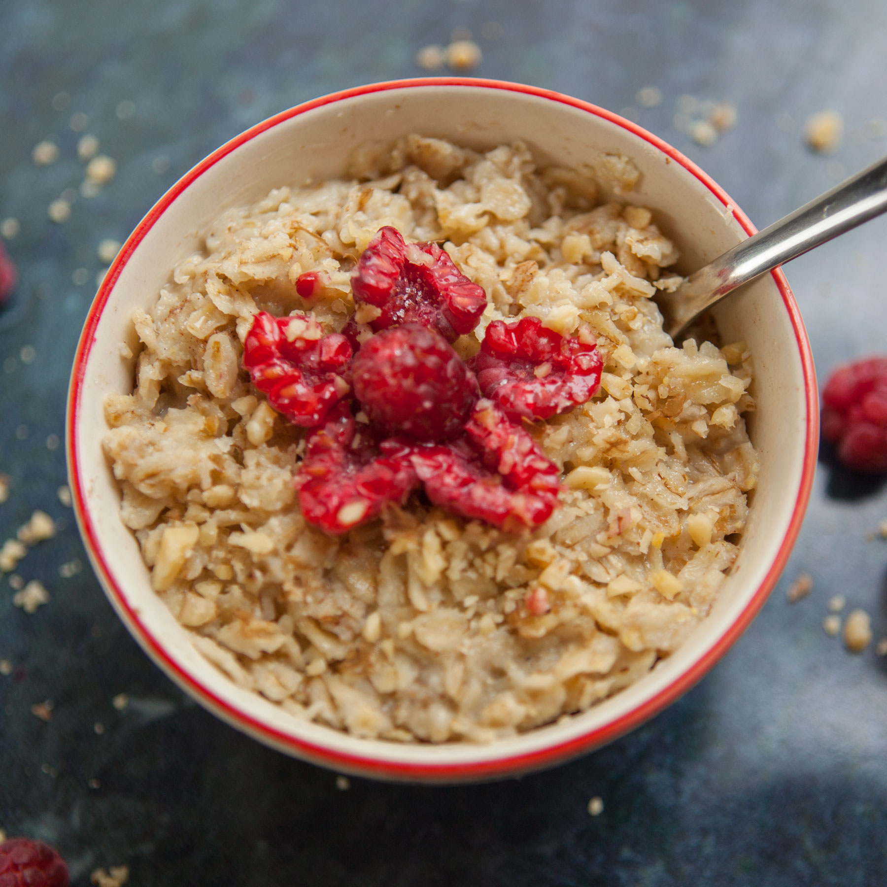 Raspberry and Walnut Oatmeal Bowl | Free Vegan Meal Plan | Veahero