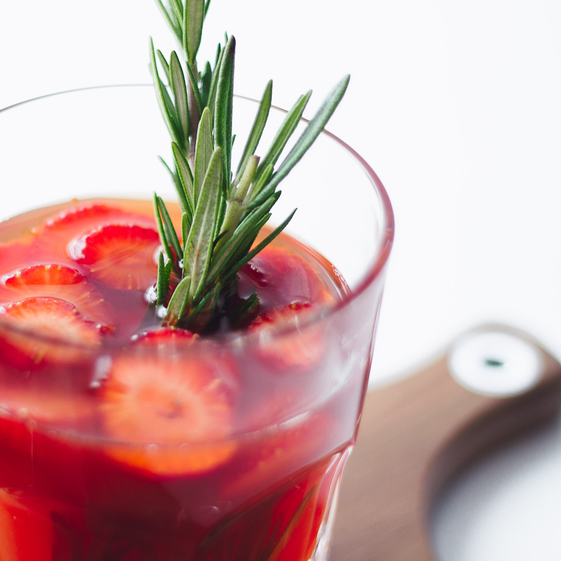 Strawberry Rooibos Iced Tea | Free 7 Day Vegan Meal Plan | Veahero
