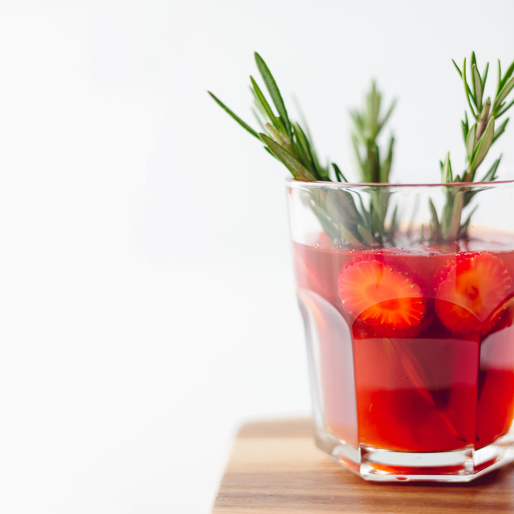 Strawberry Rooibos Iced Tea | Free 7 Day Vegan Meal Plan | Veahero
