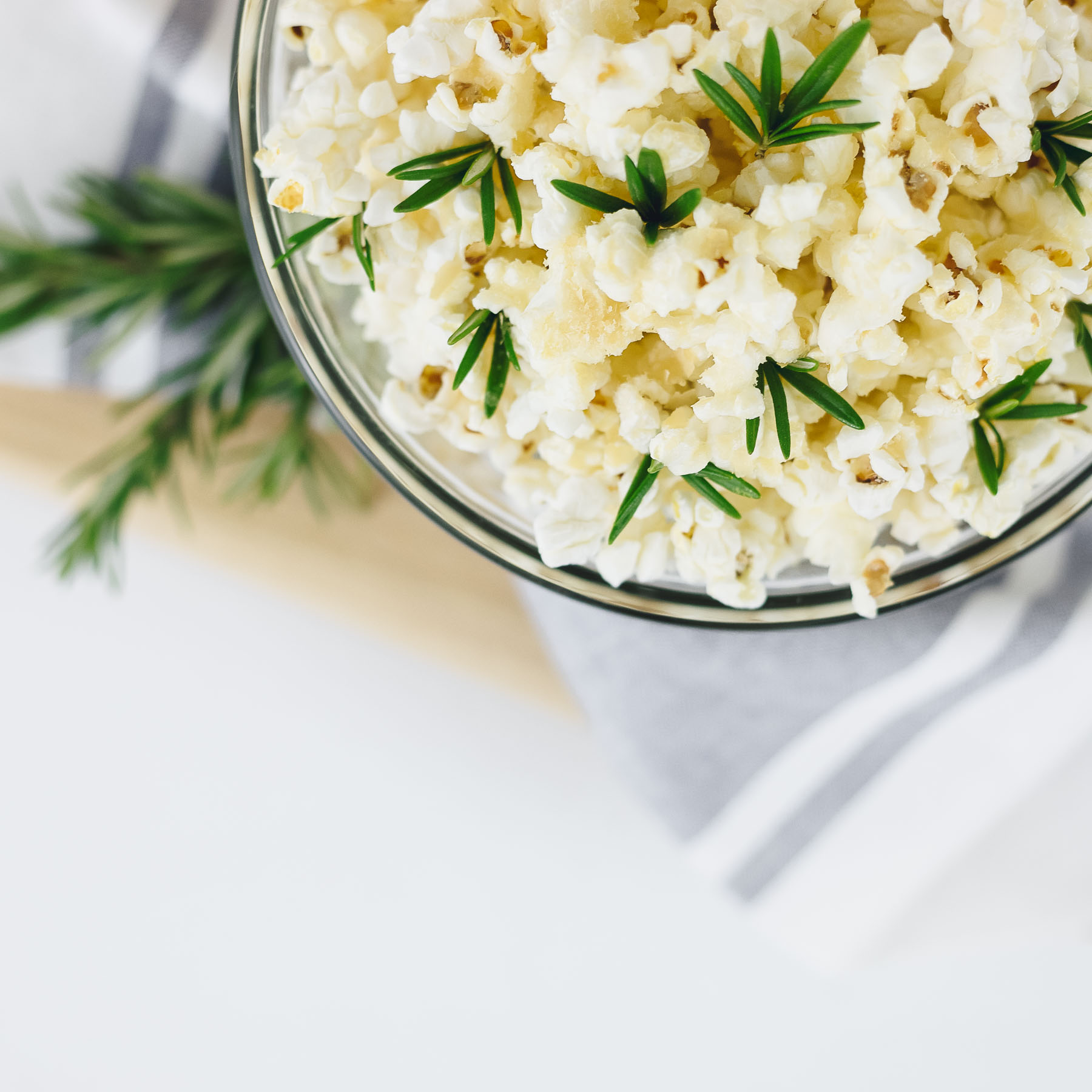 Rosemary and Vegan Parmesan Popcorn | Vegan Meal Plans | Veahero