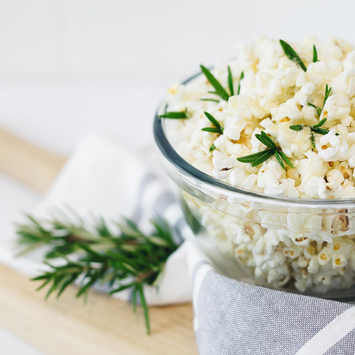 Rosemary and Vegan Parmesan Popcorn | Vegan Meal Plans | Veahero