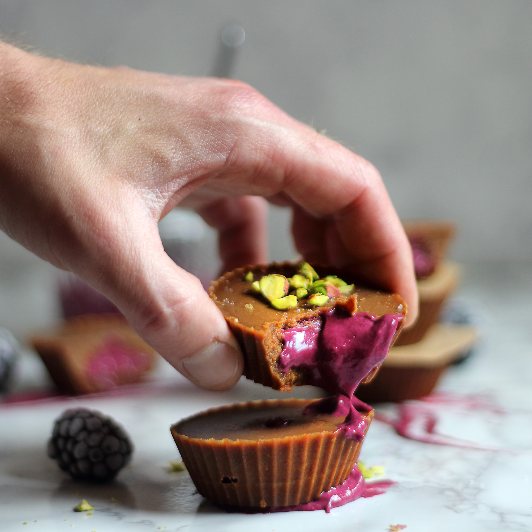 Almond and Blackberry Fudge Cupcakes | Vegan Meal Planning | Veahero